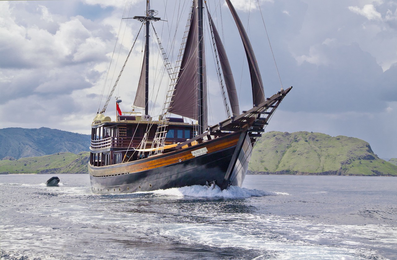DUNIA BARU Yacht Charter Details, Custom Built Indonesian Phinisi Yacht ...